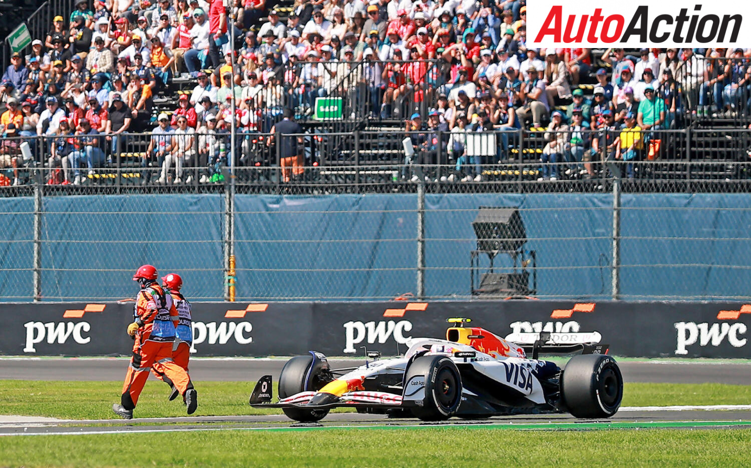 LAWSON’S BIG SCARE WITH MARSHALS ON TRACK - Auto Action